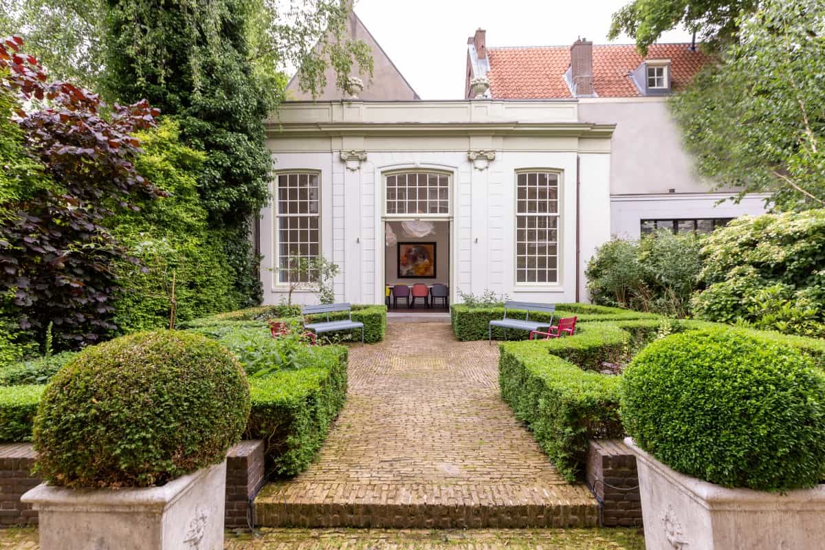 Ontdek vergaderen in een franse binnentuin in Amsterdam